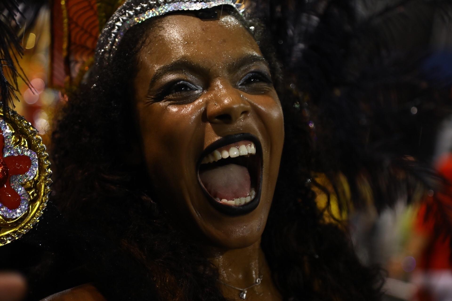 Carnaval 2019: Sob chuva, Ellen Rocche comanda festa da Rosas e exibe o ...
