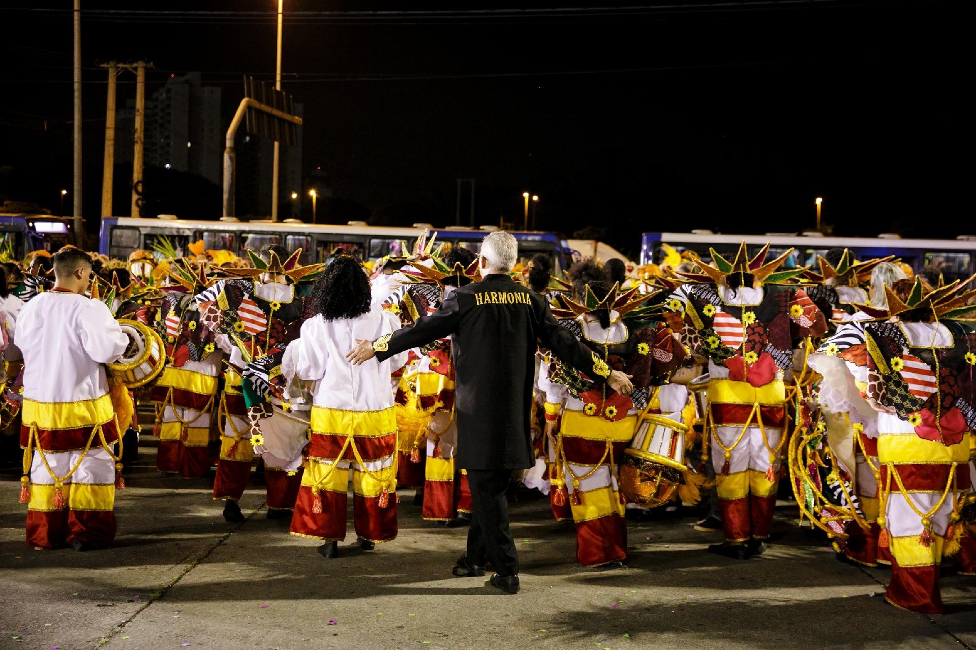 Juju Salimeni fica sem água e à base de frango e ovo para desfile - 22 ...