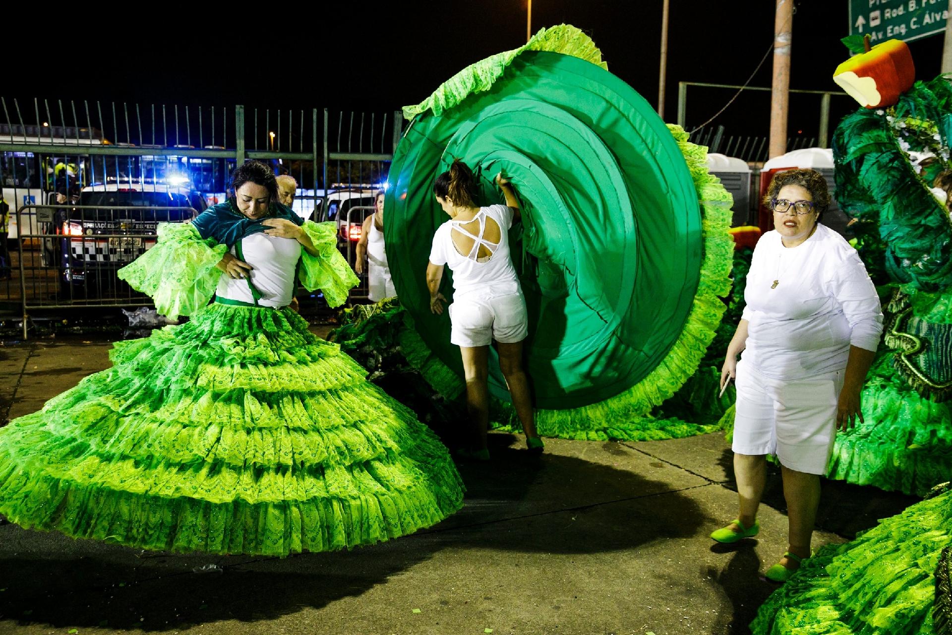 Juju Salimeni fica sem água e à base de frango e ovo para desfile - 22 ...