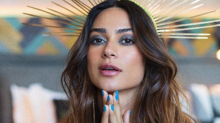 De topless, Thaila Ayala rouba a cena mostrando tudo e choca