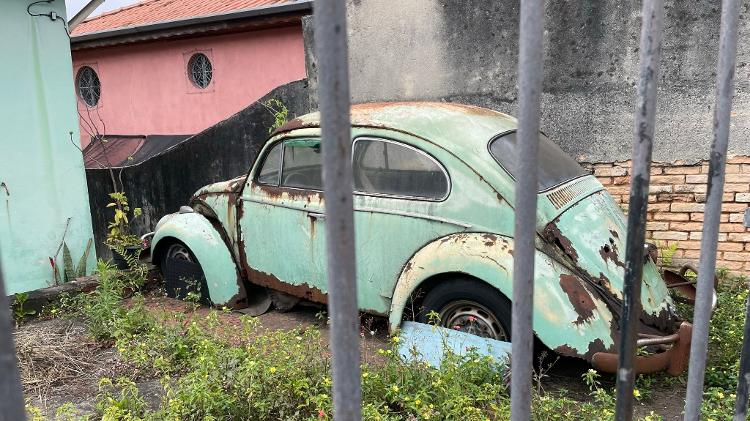 Fusca parado há 30 anos vira atração em SP e dona se recusa a vender