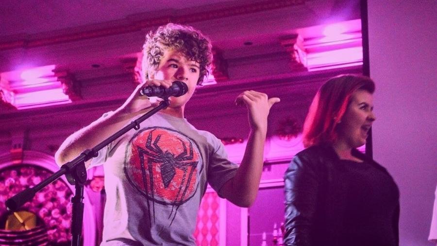 Dustin De Stranger Things Solta A Voz Em Singles Da Sua Banda Work In