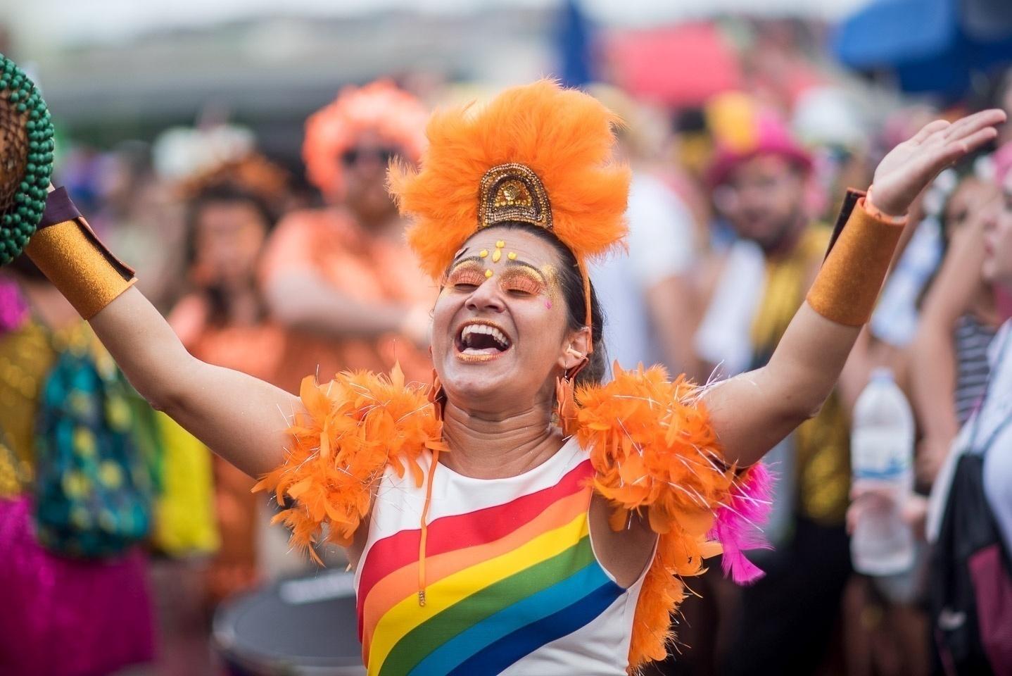Fotos: Bloco Então Brilha arrasta multidão purpurinada em Belo ...