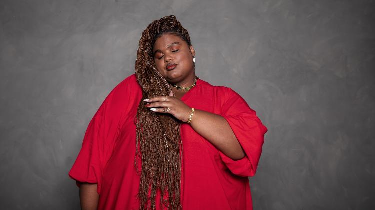 Influencer Bielo varia penteado com tranças, laces e black power