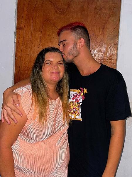 Filho mostra rotina ao tentar 'resgatar' mãe com depressão pós-parto