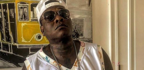 Corpo de MC Sapão é enterrado no Rio com presença de amigos, família e ...