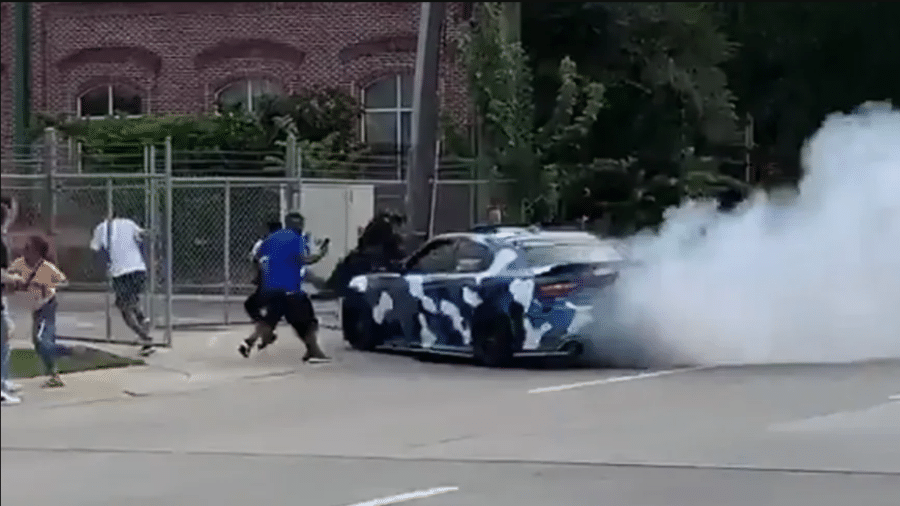 Dodge Charger: Motorista perde controle e atropela espectador; assista