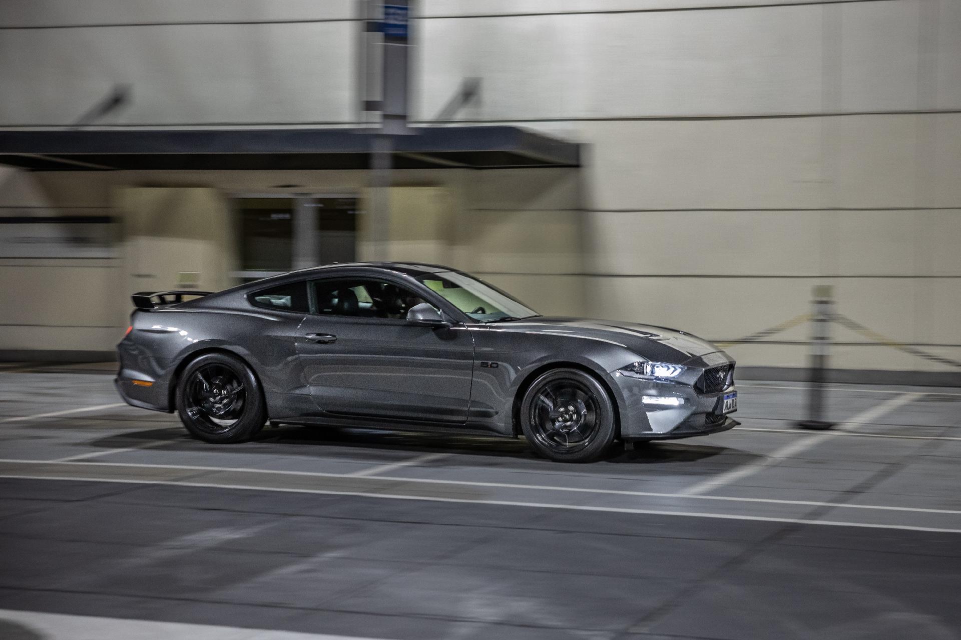 Testamos: Mustang Black Shadow alia visual sombrio com emoção dos 466 cv