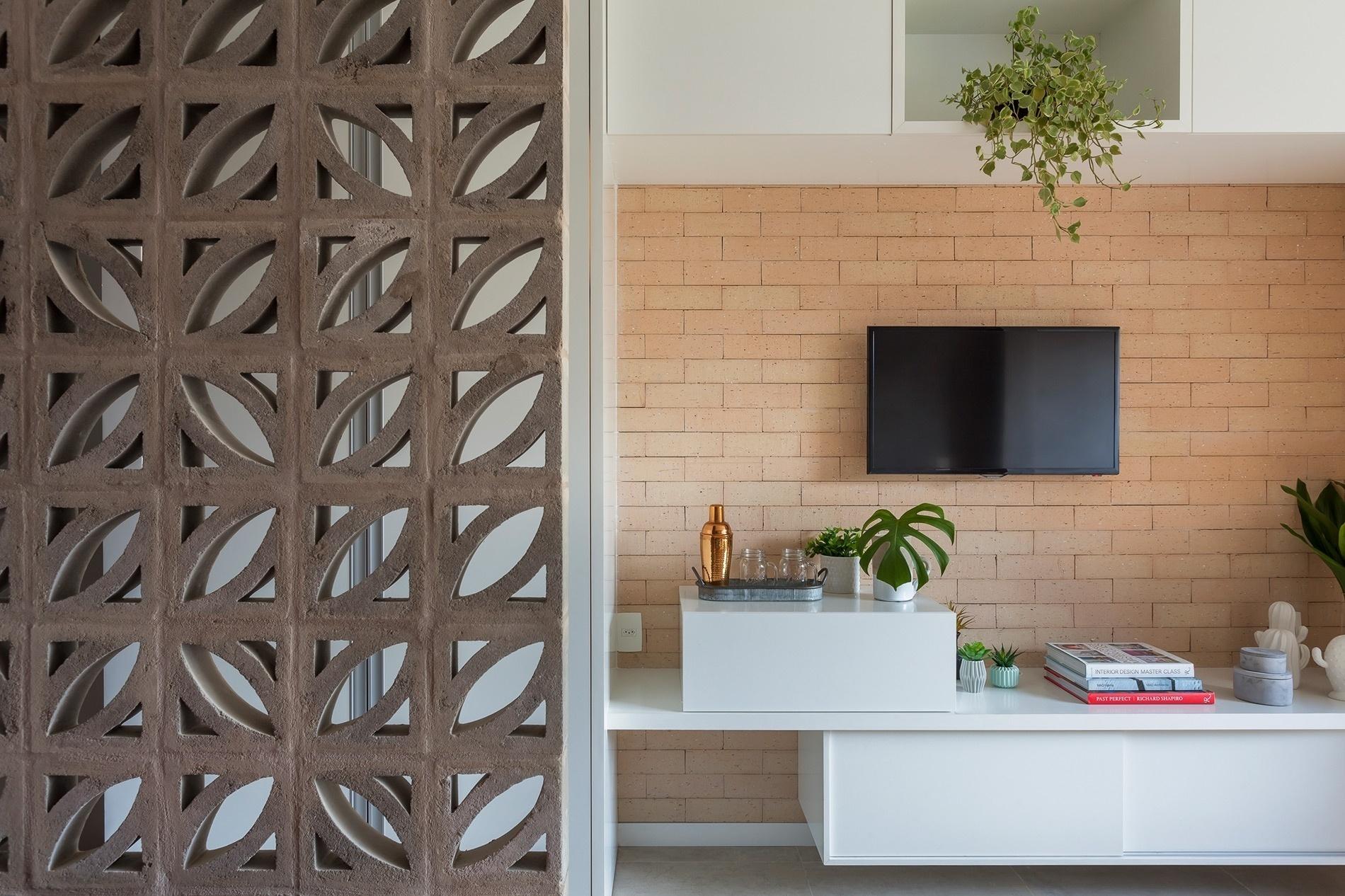 Fotos: Apê de apenas 27 m² ganha luz e espaço com parede de concreto ...