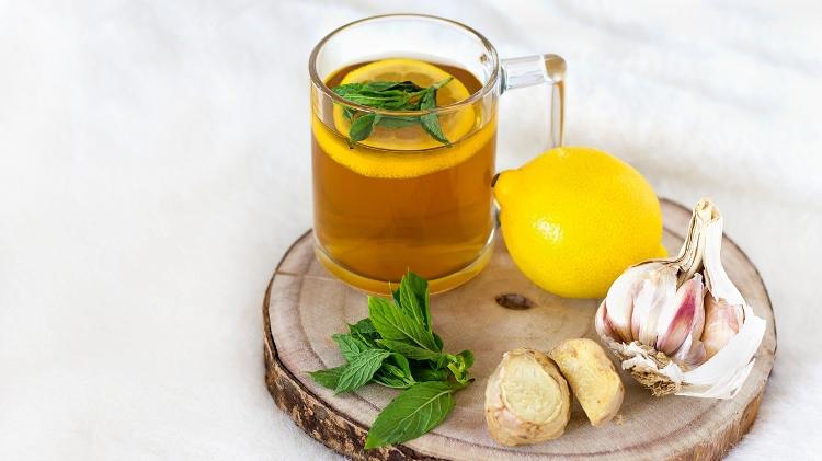 Chá de alho tem menos propriedades que alimento cru, mas ainda é ...