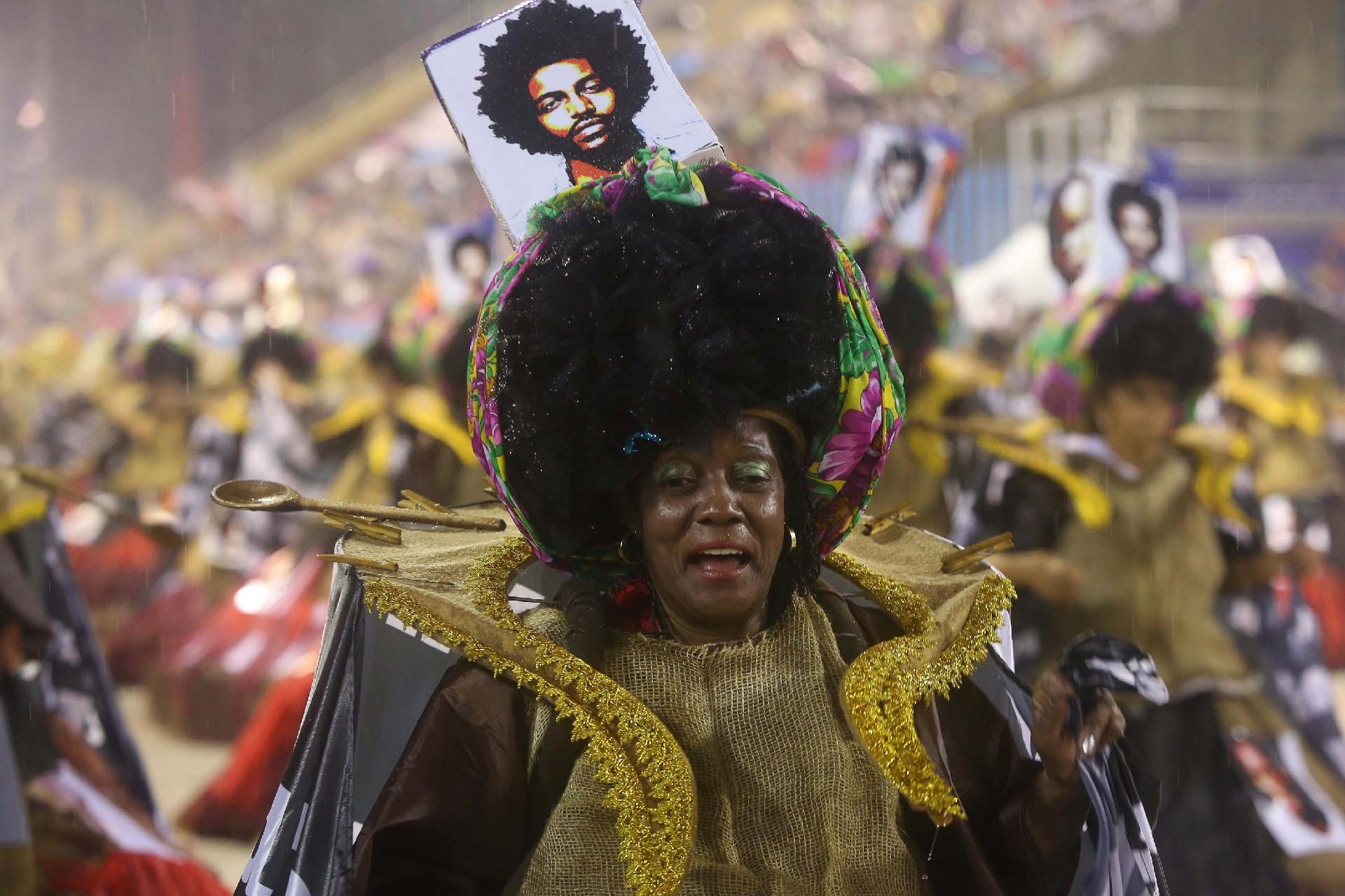 De tapa-sexo a barraco, o vale tudo das musas do lado B do Carnaval ...