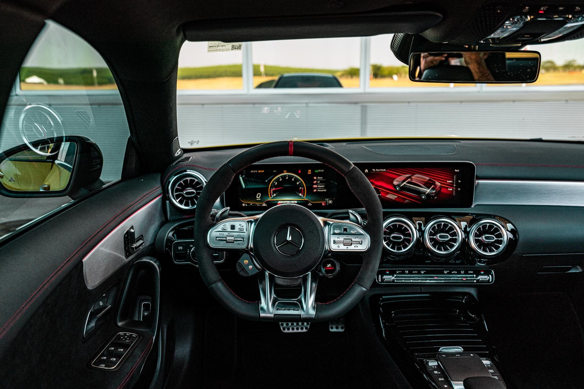Mercedes-AMG A45 mostra porque hatches esportivos são tão legais