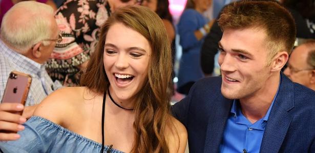 Após 3 anos de troca de mensagens no Tinder, casal finalmente se ...