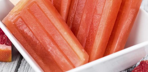 Faça em casa picolé saudável e natural de tutti-frutti, que não leva açúcar