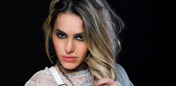 Mulher de Monique Evans, DJ Caca Werneck exibe seios em apresentação ...