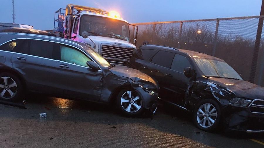 'Gelo invisível' em estrada causa engavetamento com 65 carros