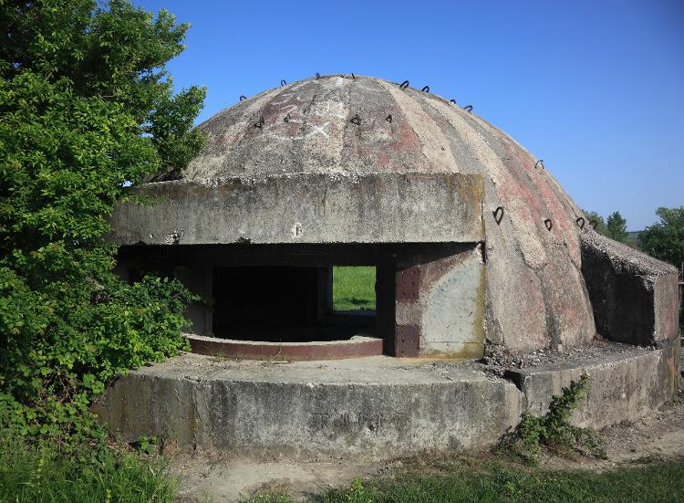 O país que ainda tem 170 mil bunkers e vive rodeado por abrigos ...