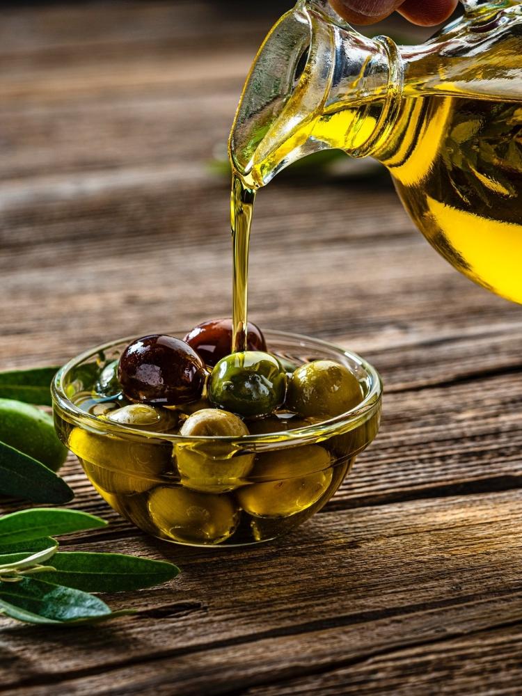 Suga colesterol e reduz risco de depressão: 9 benefícios do azeite à saúde