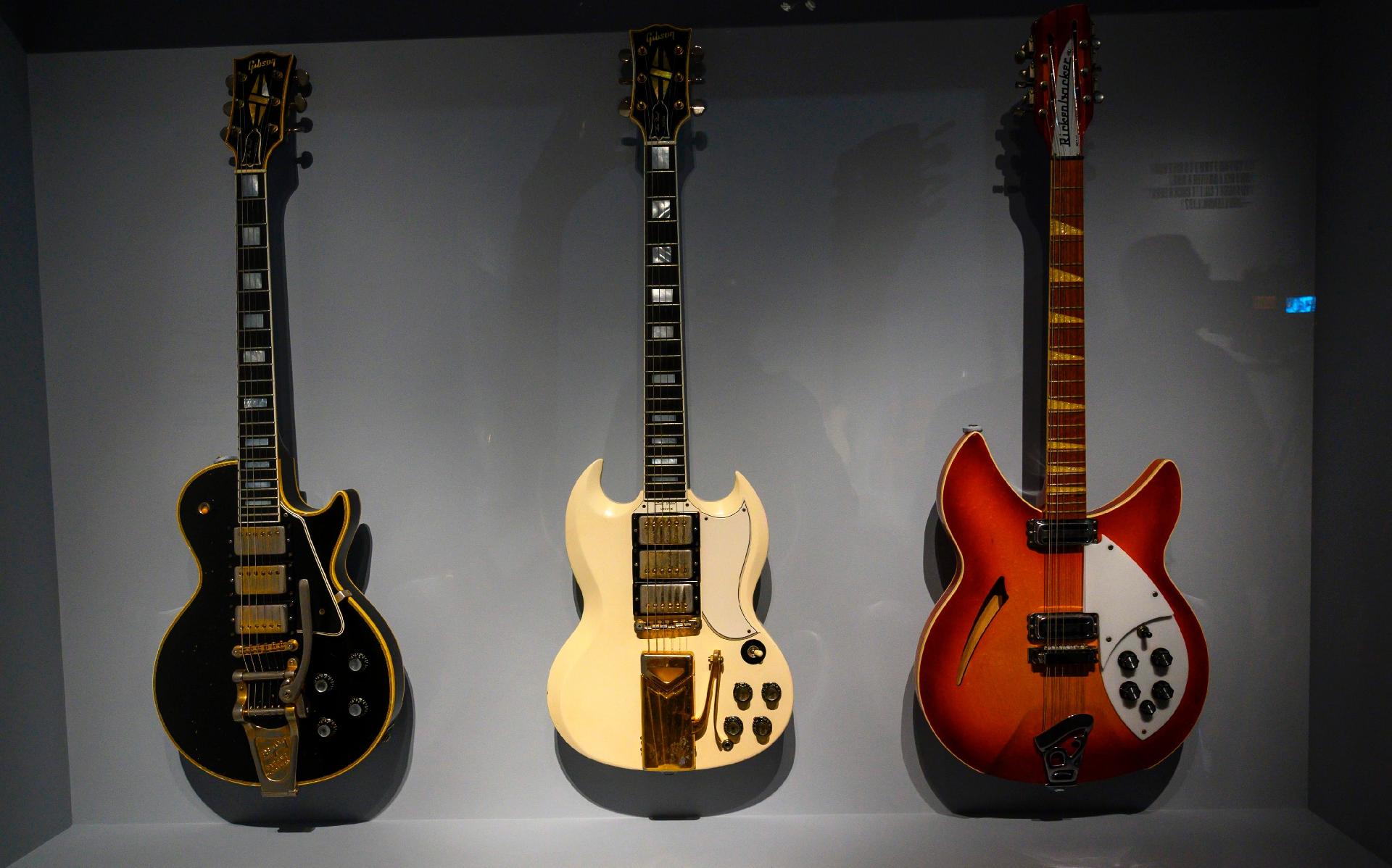 Instrumentos históricos do rock invadem Metropolitan Museum em NY - 08 ...