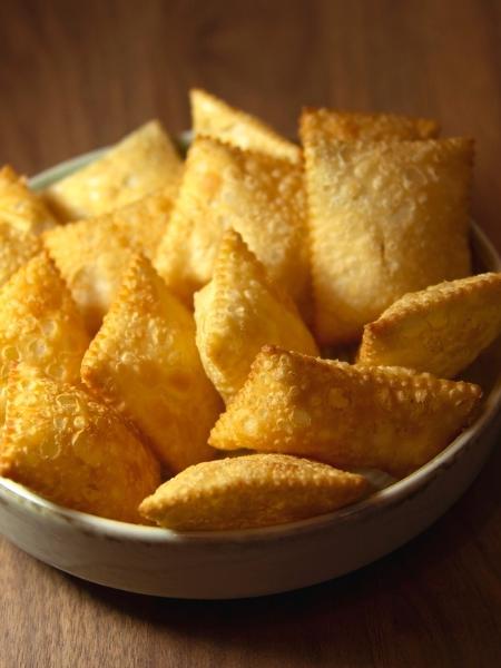 Como fazer massa de pastel em casa: veja receita e passo a passo