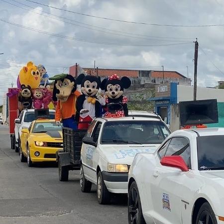 Chevrolet Camaro ganha alto-falante no teto e vira atração circense