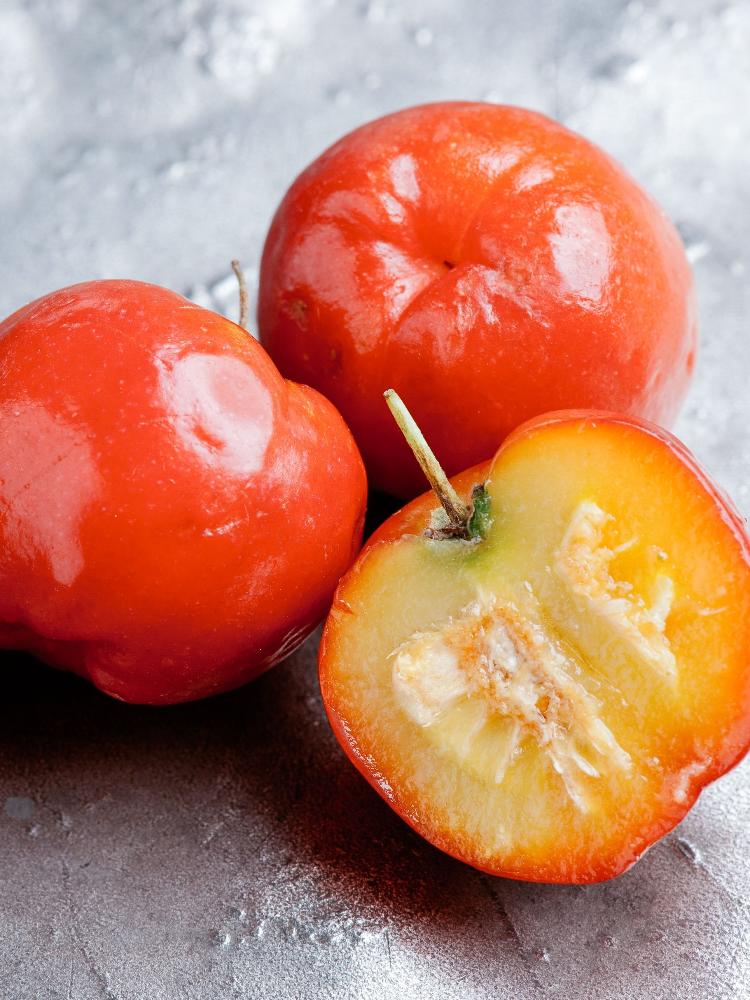 Benefícios da acerola: fortalece imunidade e tem mais vitamina C que limão