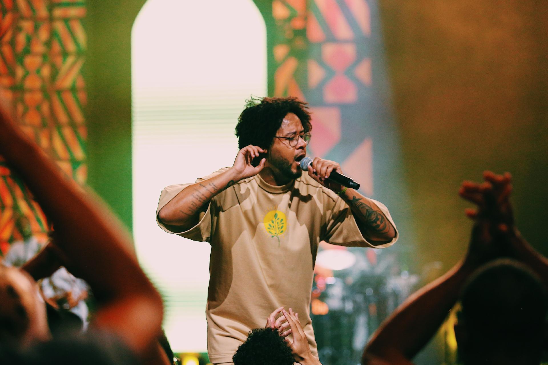 Fotos: Emicida se apresenta no Municipal e mostra que lugar do rap é ...