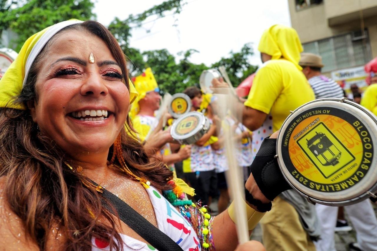 Carnaval no Rio: Quem é Raquel Potí, pernalta que coloriu blocos