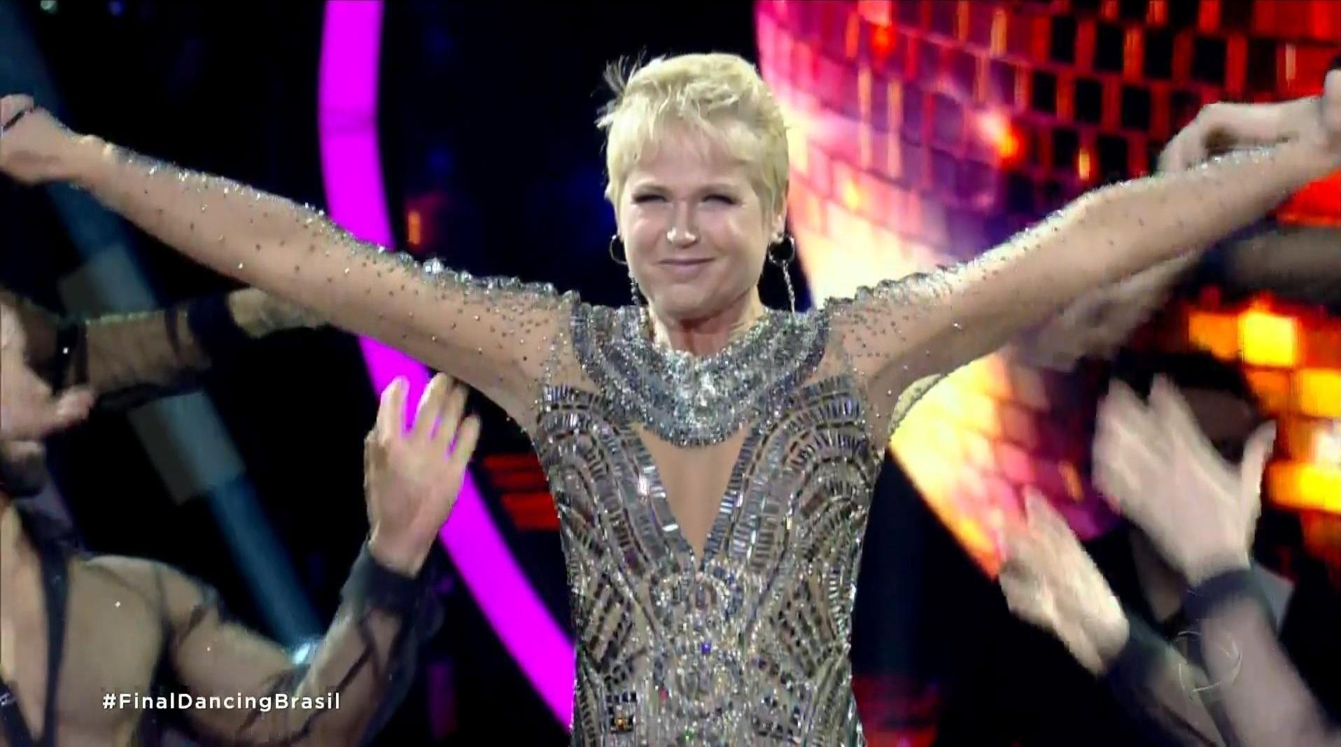 Xuxa revive anos 90, desce da nave e canta sucessos antigos no "Dancing ...