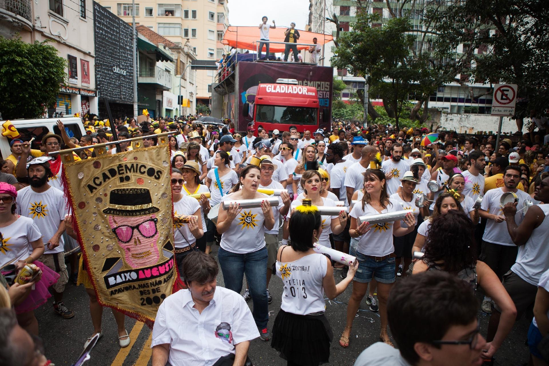 Maior bloco de SP, Baixo Augusta comemora 10 anos neste domingo ...