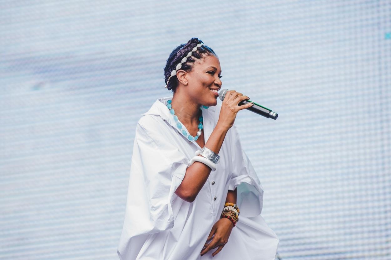 Luedji Luna faz seu Banho de Folhas no Popload Festival debaixo de ...