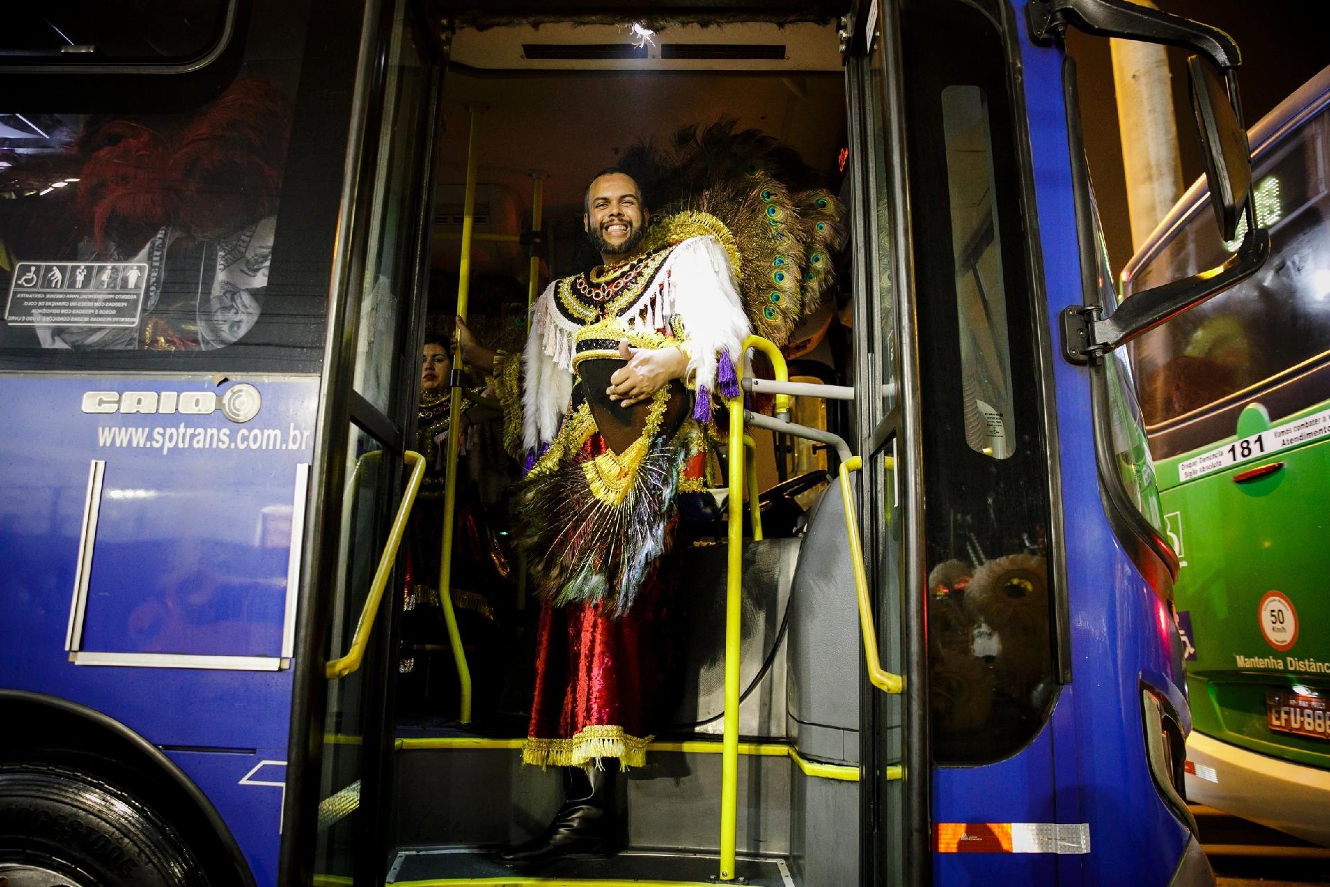 Juju Salimeni fica sem água e à base de frango e ovo para desfile - 22 ...