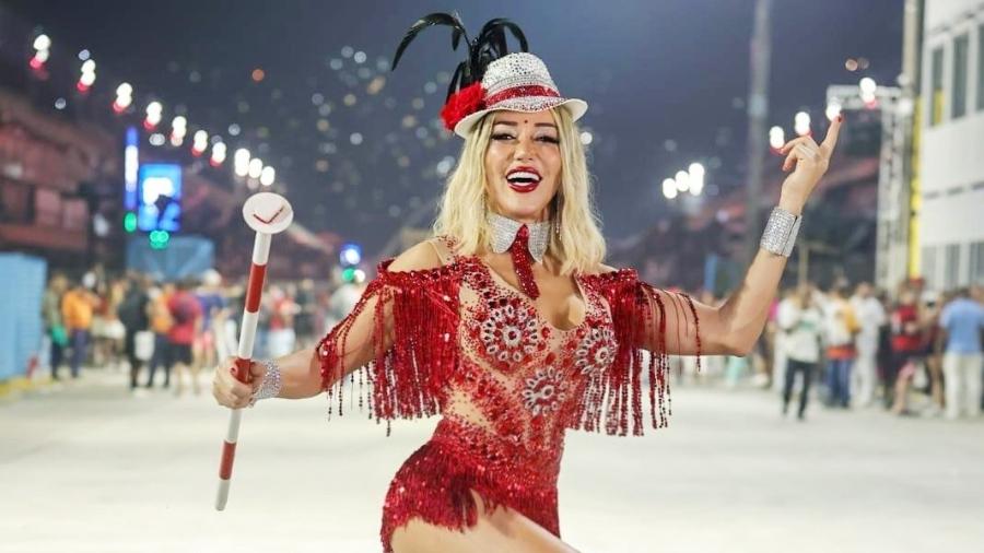 Mulher Abacaxi brilha com fantasia de R$ 10 mil em ensaio