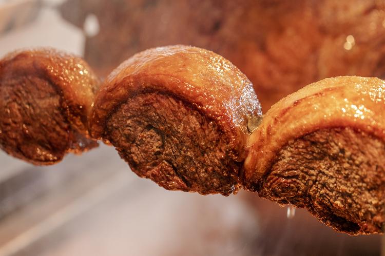 Como fazer espeto de carne bovina e de linguiça em casa - 07/10/2021 ...