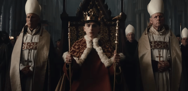 O Rei: Timothée Chalamet e Robert Pattinson se enfrentam no trailer ...