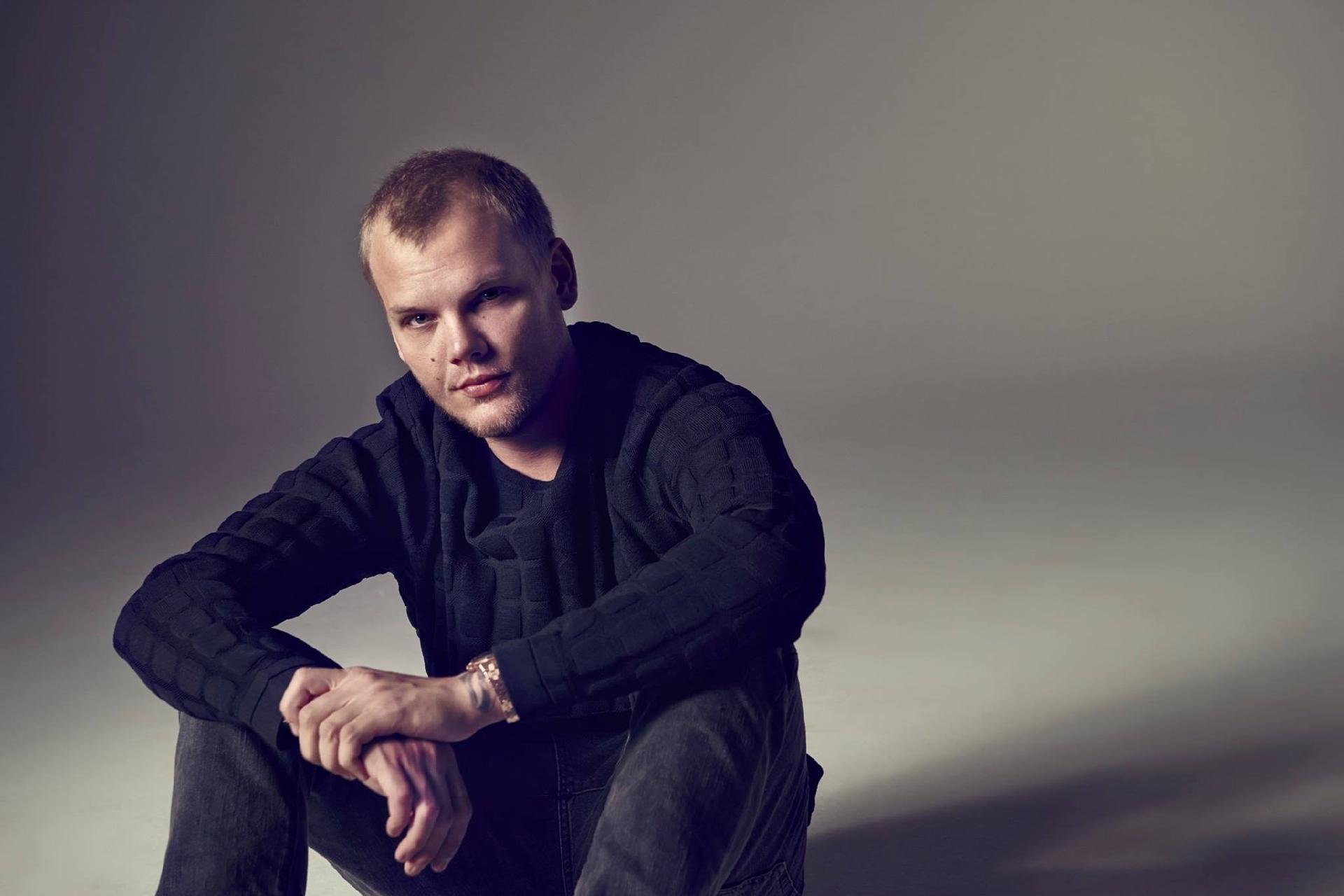 Devastado, irmão de Avicii está em Omã para descobrir causa da morte do ...