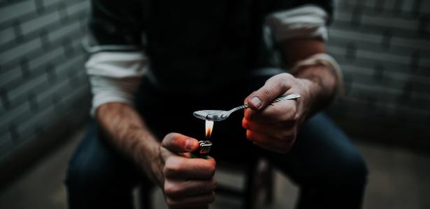 Chemsex e drogas sintéticas: venda ocorre em 'biqueiras digitais'