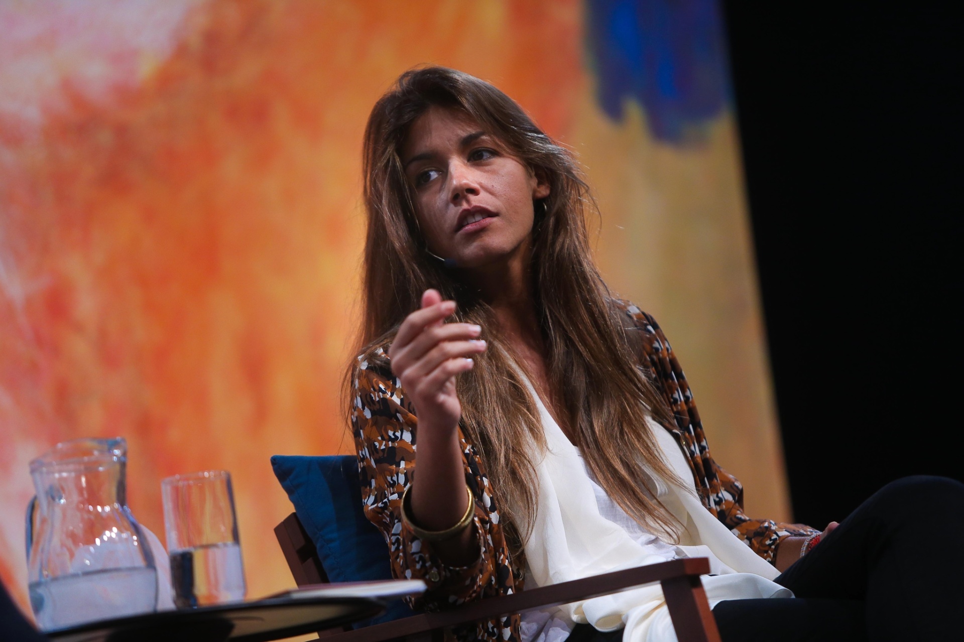 Poeta portuguesa que conquistou a Flip diz que não quer ser chamada de ...