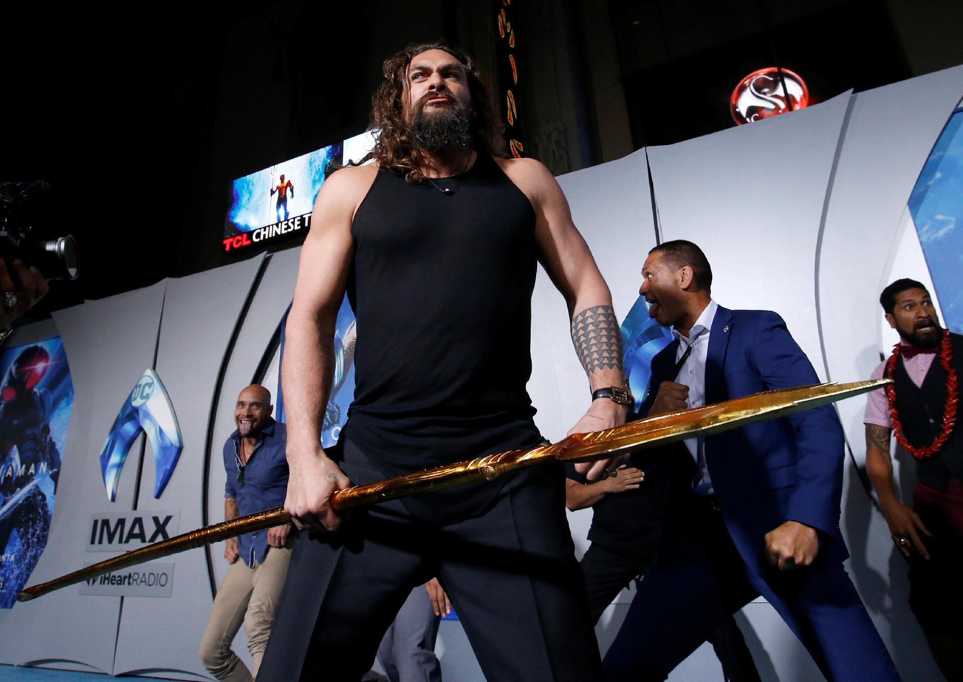 Jason Momoa faz Haka com seus filhos e elenco na estreia de "Aquaman ...