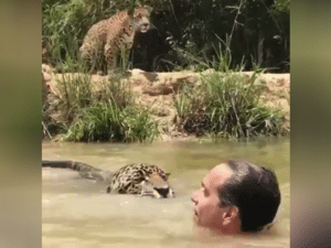 Victor Fasano tira sunga e mostra bumbum nos Lençóis Maranhenses; veja