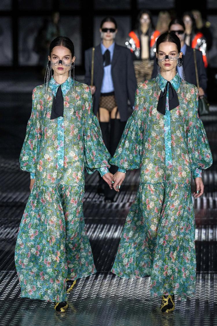 68 irmãos gêmeos e Gremlin: Gucci dá o que falar com desfile viral em ...
