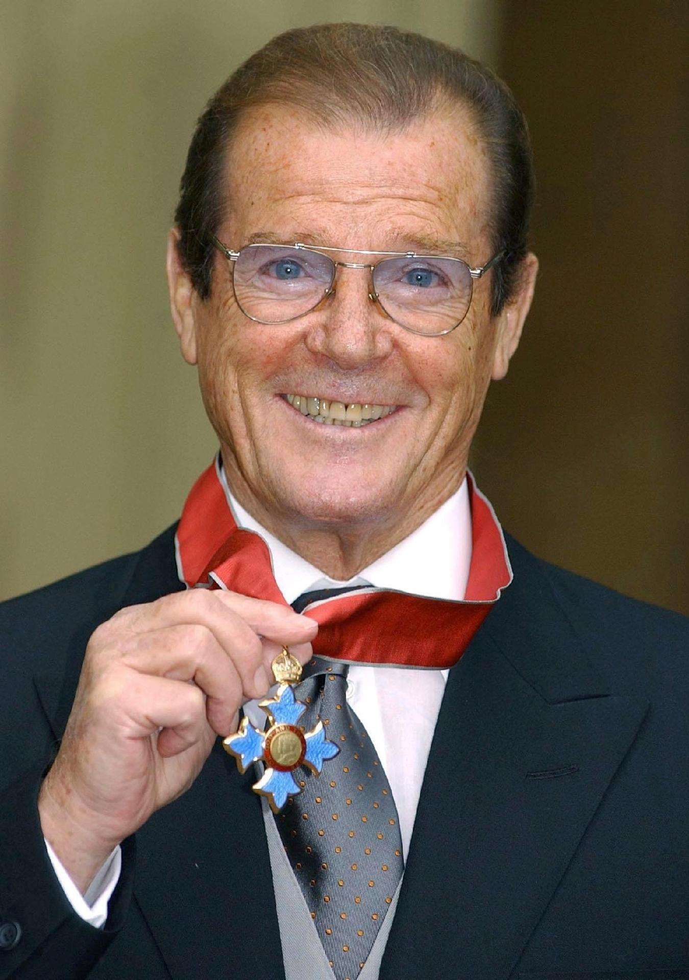 Sir Roger Moore, astro de 007 em sete filmes, morre de câncer aos 89 ...