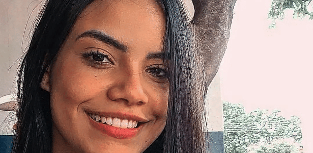 Cantora e namorado morrem em batida entre carro e caminhão em SP