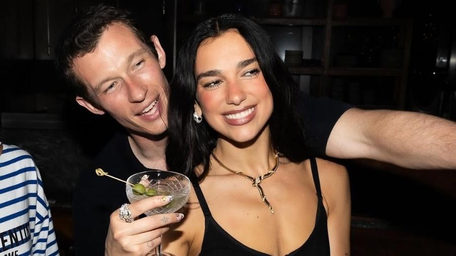 Dua Lipa e Callum Turner são vistos em momento íntimo na Itália