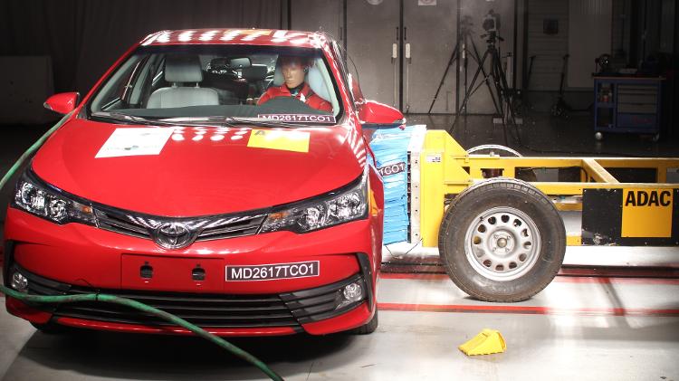 Toyota Corolla tem resultado perfeito em crash test; UOL Carros conferiu