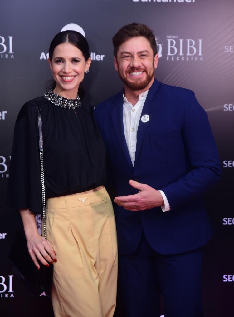 Presença de Anita: Mel Lisboa e Leo Miggiorin posam juntos em 21 anos