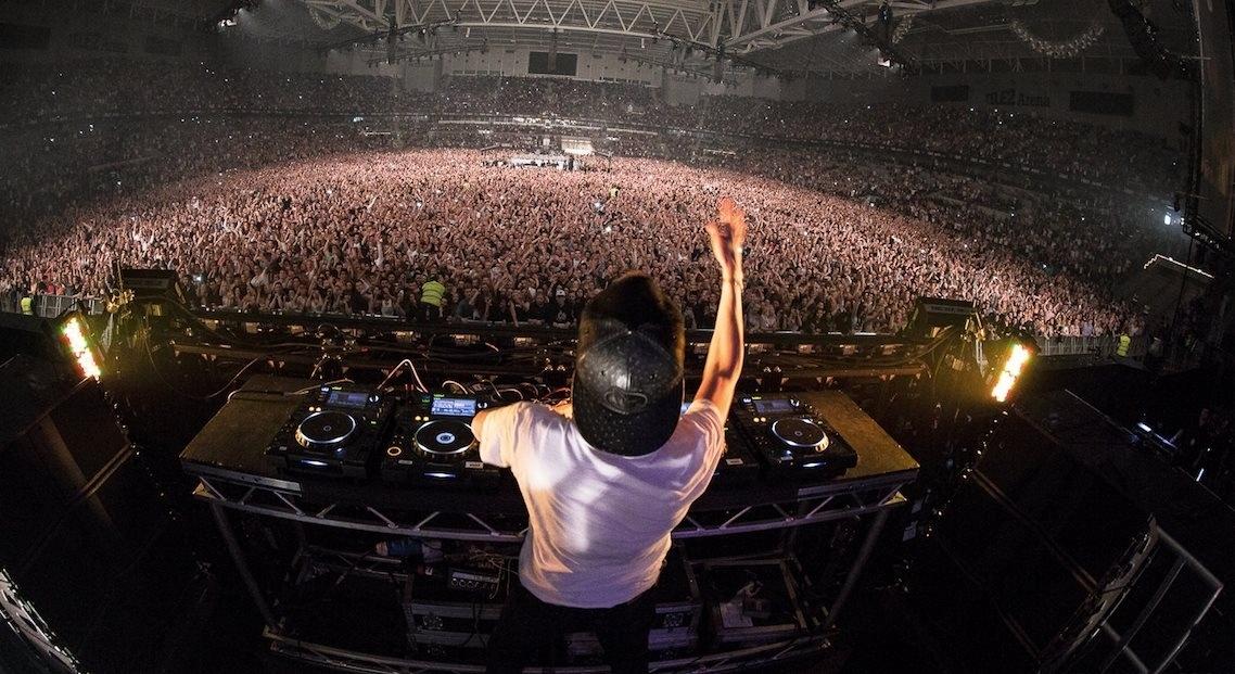 Devastado, irmão de Avicii está em Omã para descobrir causa da morte do ...