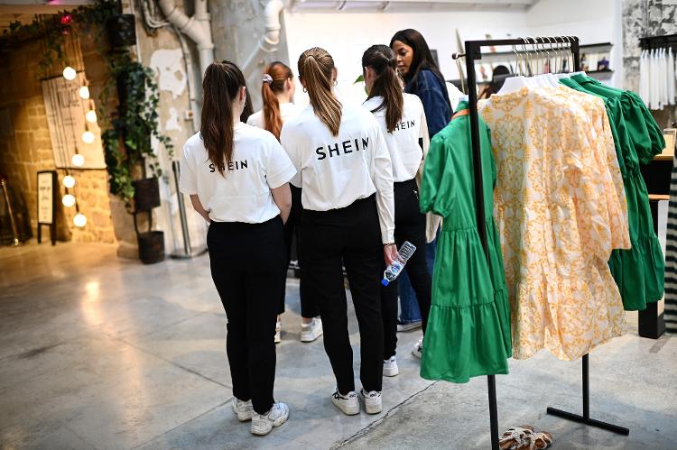 Shein inaugura loja em Paris e causa polêmica na terra da Alta-Costura