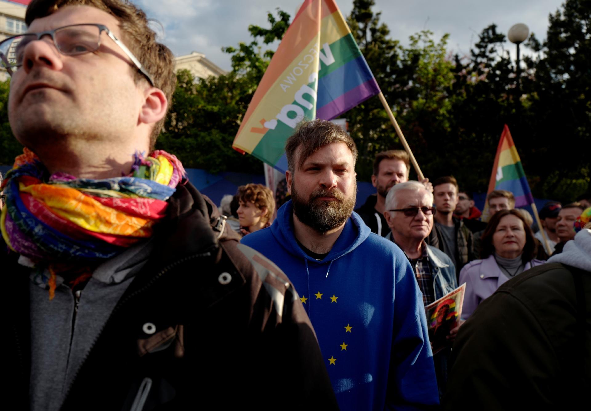 Artista é presa por colocar bandeira LGBT em halo de santa e gera ...