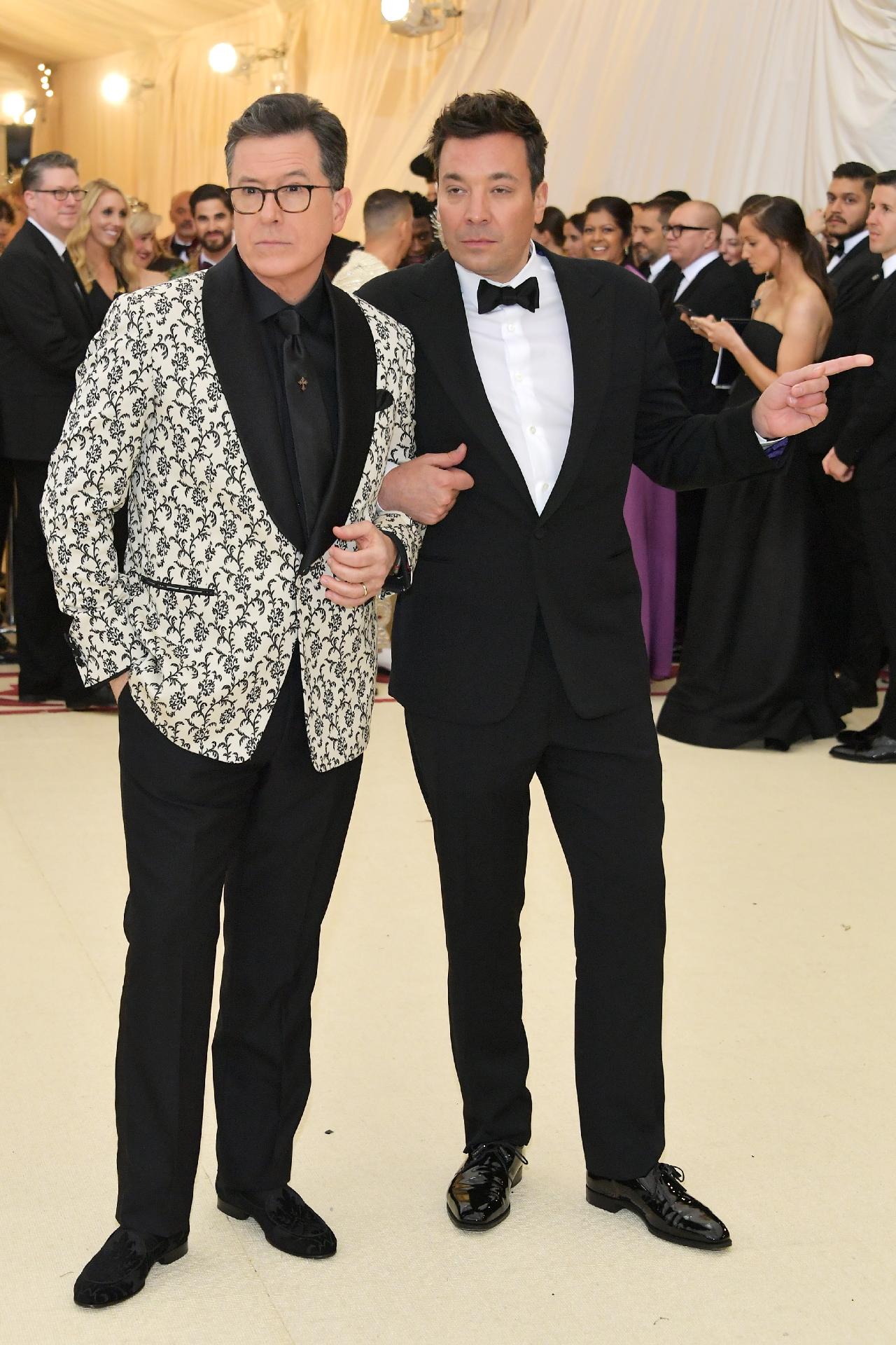 Madonna brilha no look e surpreende com show na escadaria do Met Gala ...